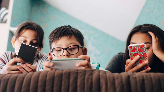 Anak Main Gadget Secara Berlebihan? Ketahui Dampak Bagi Tumbuh ... Anak Main Gadget Secara Berlebihan? Ketahui Dampak Bagi Tumbuh ...