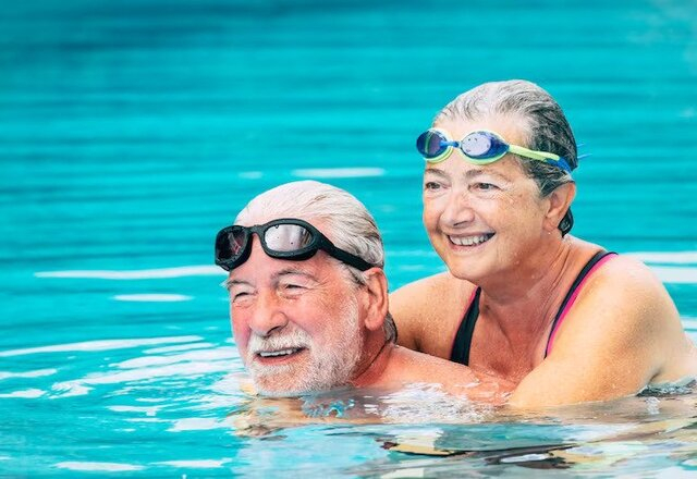 7 Manfaat Renang bagi Lansia dan 4 Tips Aman Memulainya