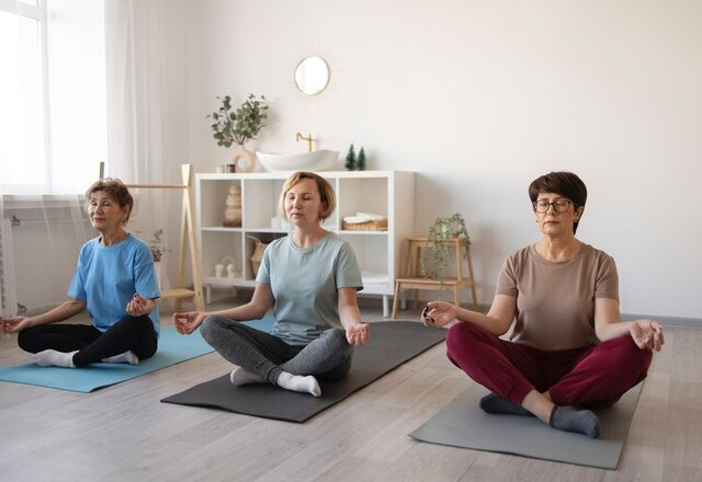 8 Manfaat Yoga untuk Lansia dan 5 Pose yang Aman Dilakukan