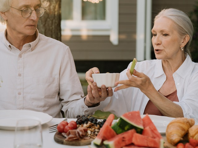 Cermati Idealnya Menu Makanan untuk Lansia dan Tipsnya